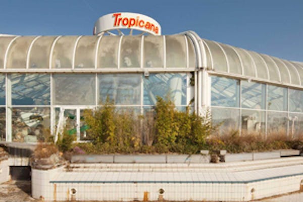 Panoramaterras in buitenzwembad Tropicana Rotterdam