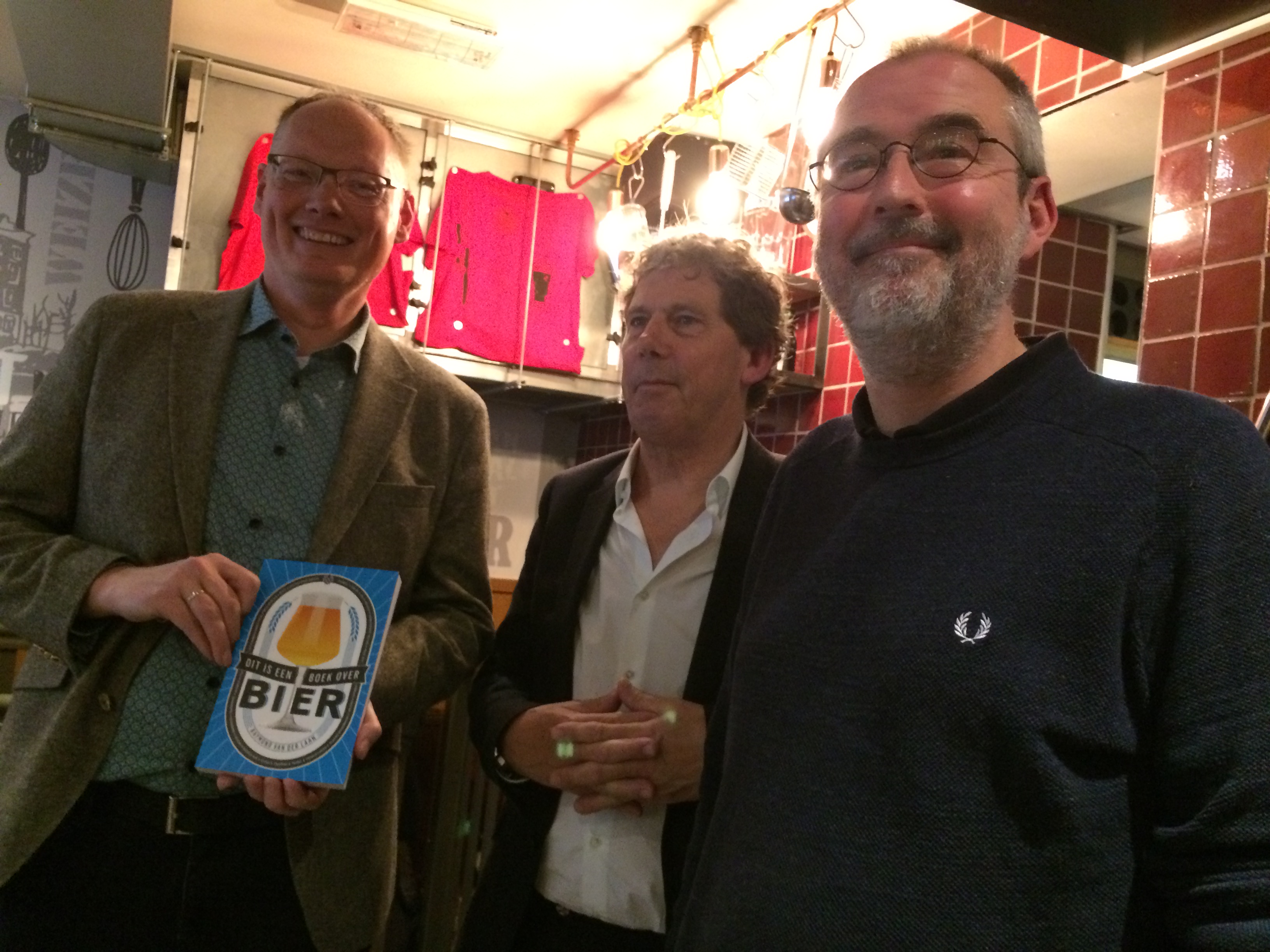 Eerste exemplaar 'Dit is een boek over bier' voor Ronald Giphart