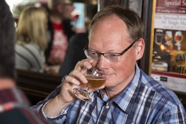 Eerste exemplaar 'Dit is een boek over bier' voor Ronald Giphart