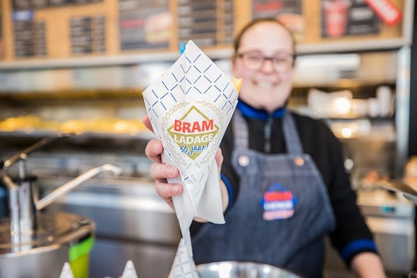 Bram Ladage sluit jubileum af met patatje voor €0,50