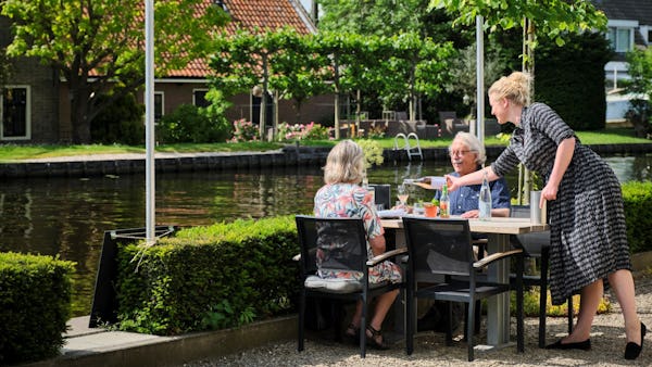 Kom Eten: 'Gelijke omzet met halvering aantal stoelen'