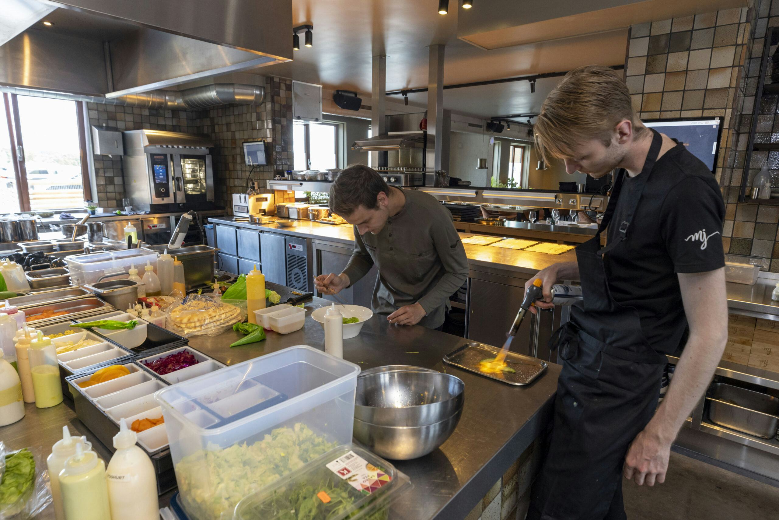 Reportage MJ Café: over hoge (bouw)kosten, samen inkopen en geen personeelsgebrek