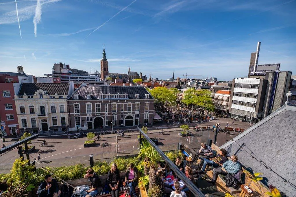 Dakterras en rooftoprestaurant: voor- en nadelen van ondernemen op hoogte