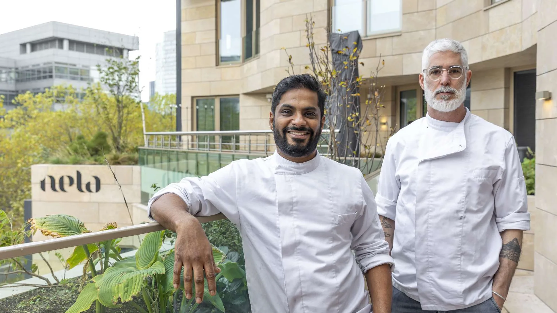 De pure kracht van open vuur in de keuken van Nela Amsterdam