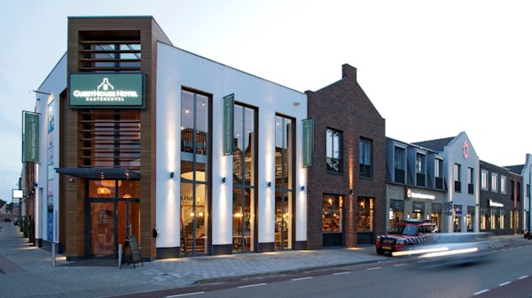 Coen Schelfhorst verkoopt zijn twee hotels aan Ahold-franchisers