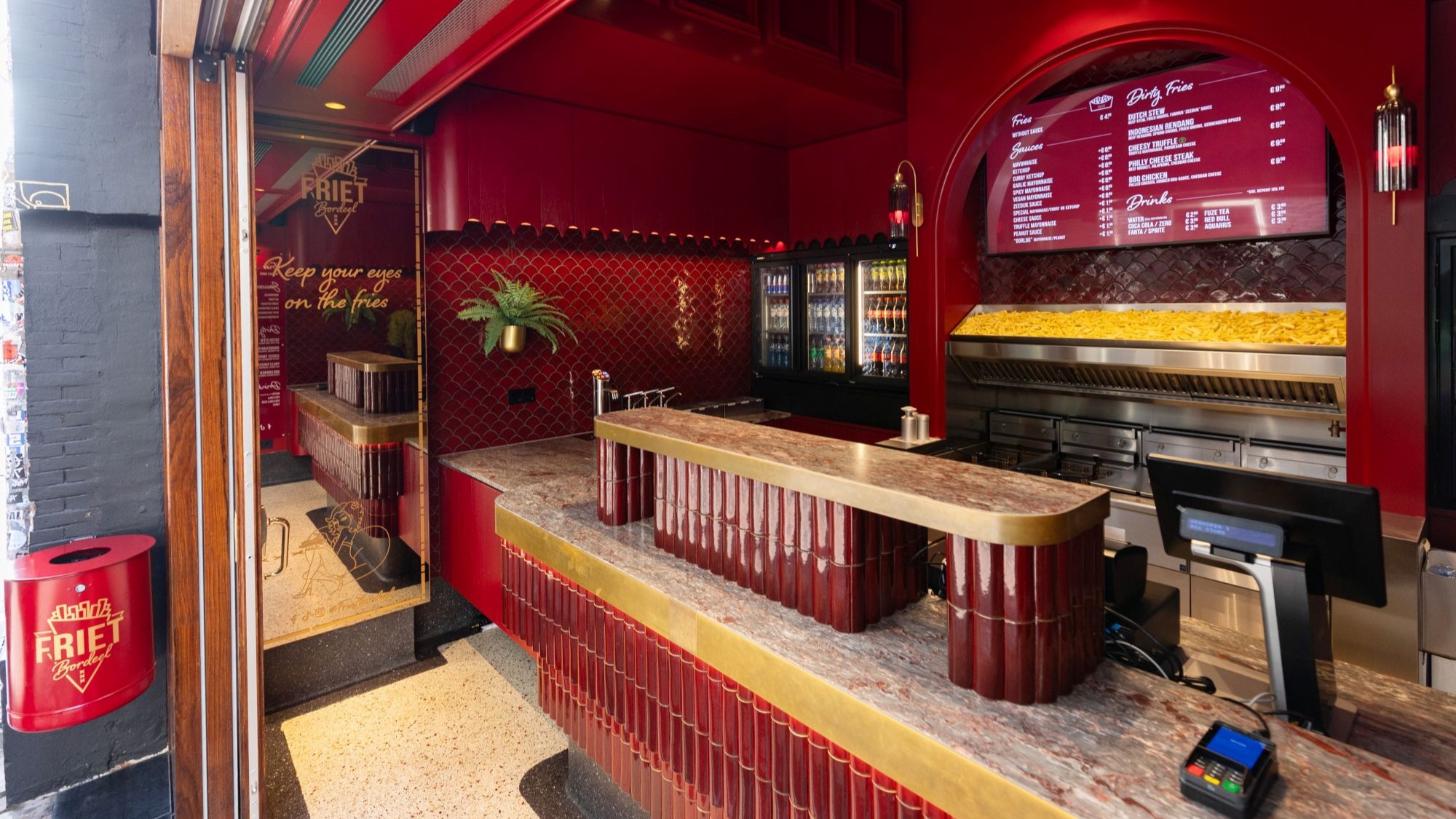 Frietbordeel ode aan Amsterdamse Wallen: rood interieur en dirty fries ...