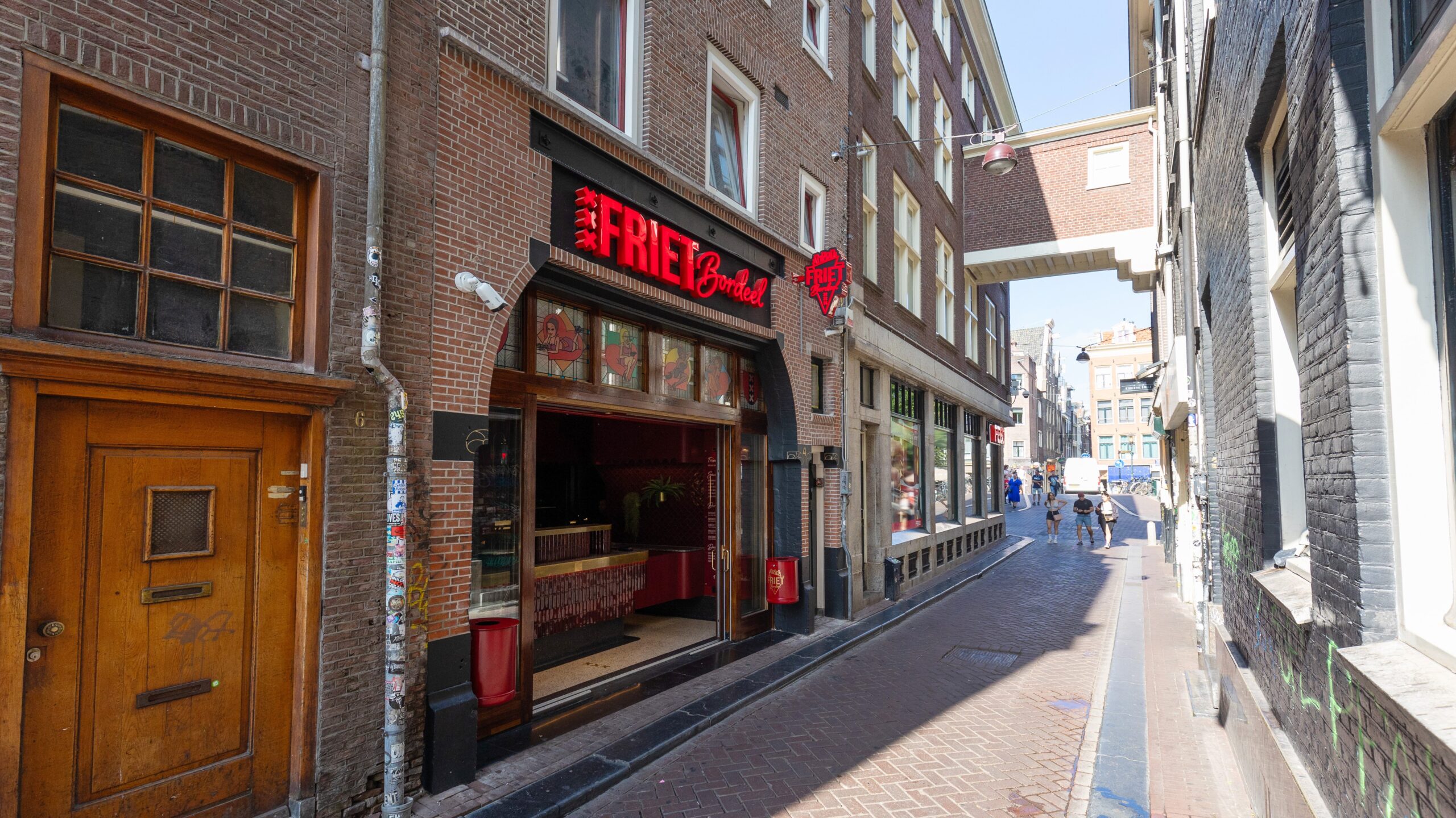 Frietbordeel ode aan Amsterdamse Wallen: rood interieur en dirty fries ...