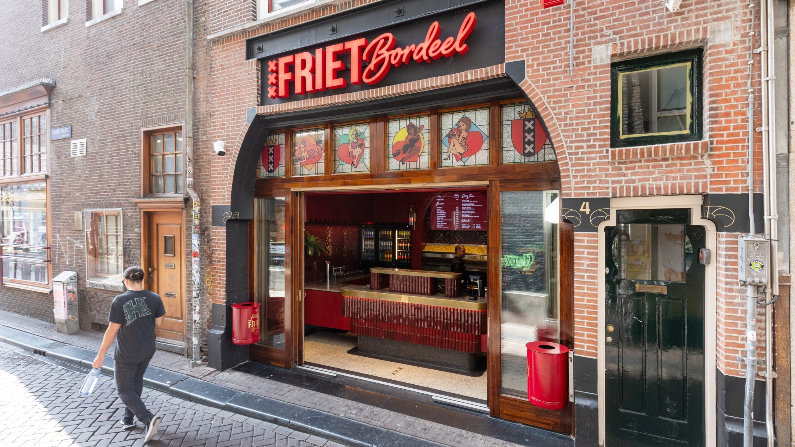 Frietbordeel ode aan Amsterdamse Wallen: rood interieur en dirty fries ...