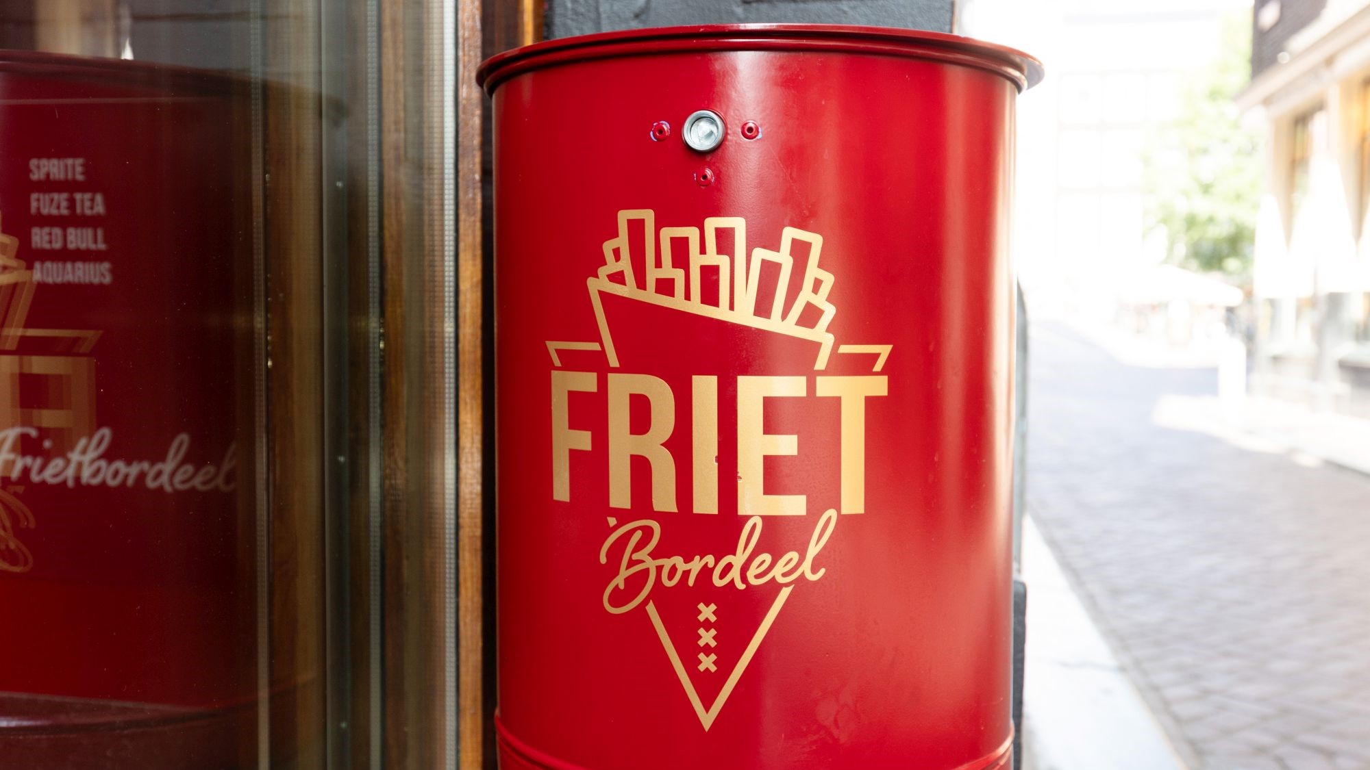 Frietbordeel ode aan Amsterdamse Wallen: rood interieur en dirty fries ...