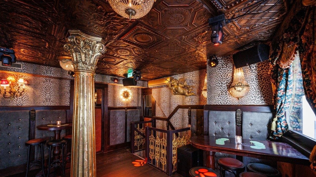 Binnenkijken bij Amsterdams café Keetje Tippel: 'Hoerig en over de top ...