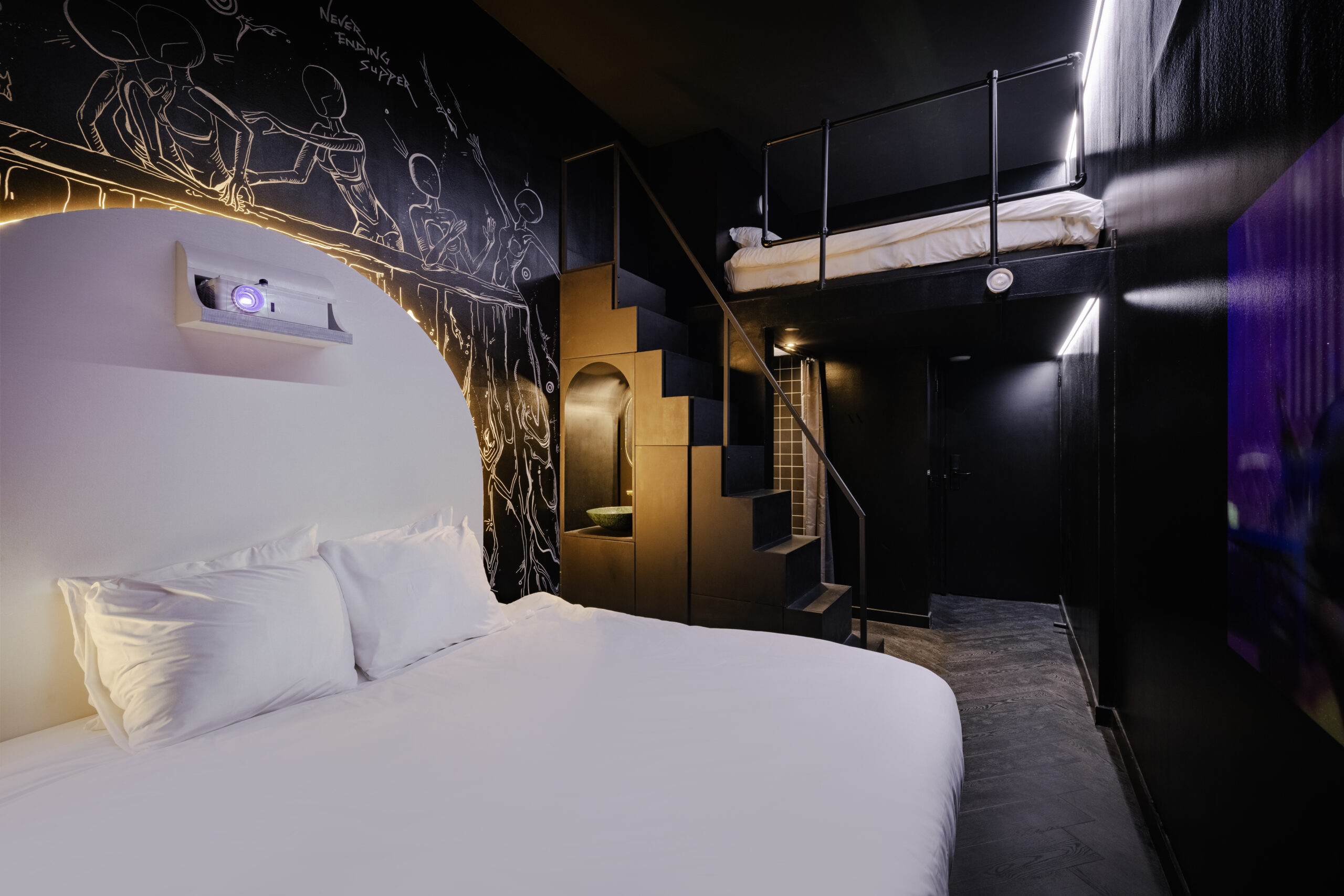 Darkroom, disco en champagne: dit zijn de extravagante themasuites van ...