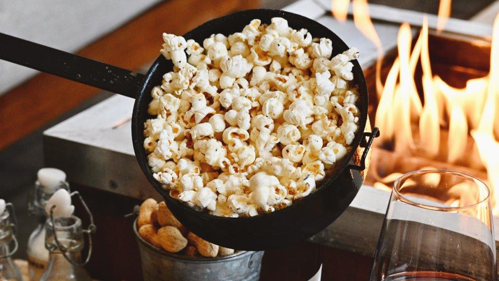 Gespot: Gratis popcorn poppen en vinyl plaatje draaien op terras bij ...