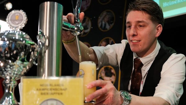 Ivo Smeets wint NK Biertappen: 'Perfect bier tappen is een kunst'